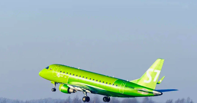 В Новосибирске самолет авиакомпании S7 прервал взлет из-за неполадок